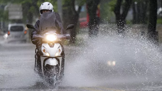 Türkiye Issues Yellow Weather Alert in 15 Provinces as Heavy Rain and ...